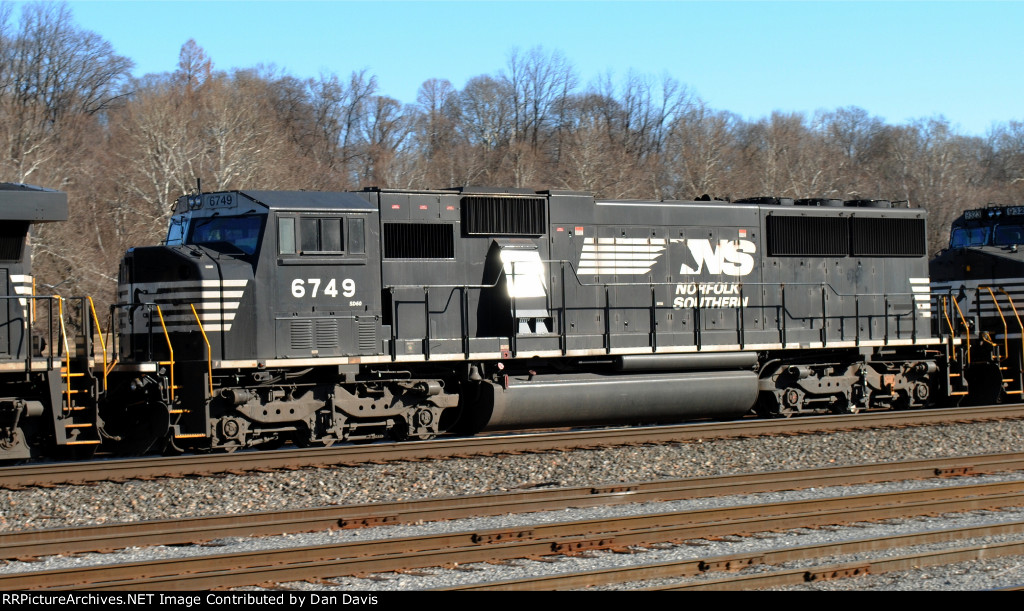 NS SD60I 6749 trails on 21M
